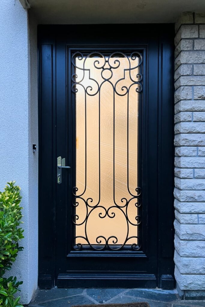 Portes d'entrée bois avec grille et chassis ouvrant | Menuiserie Collin